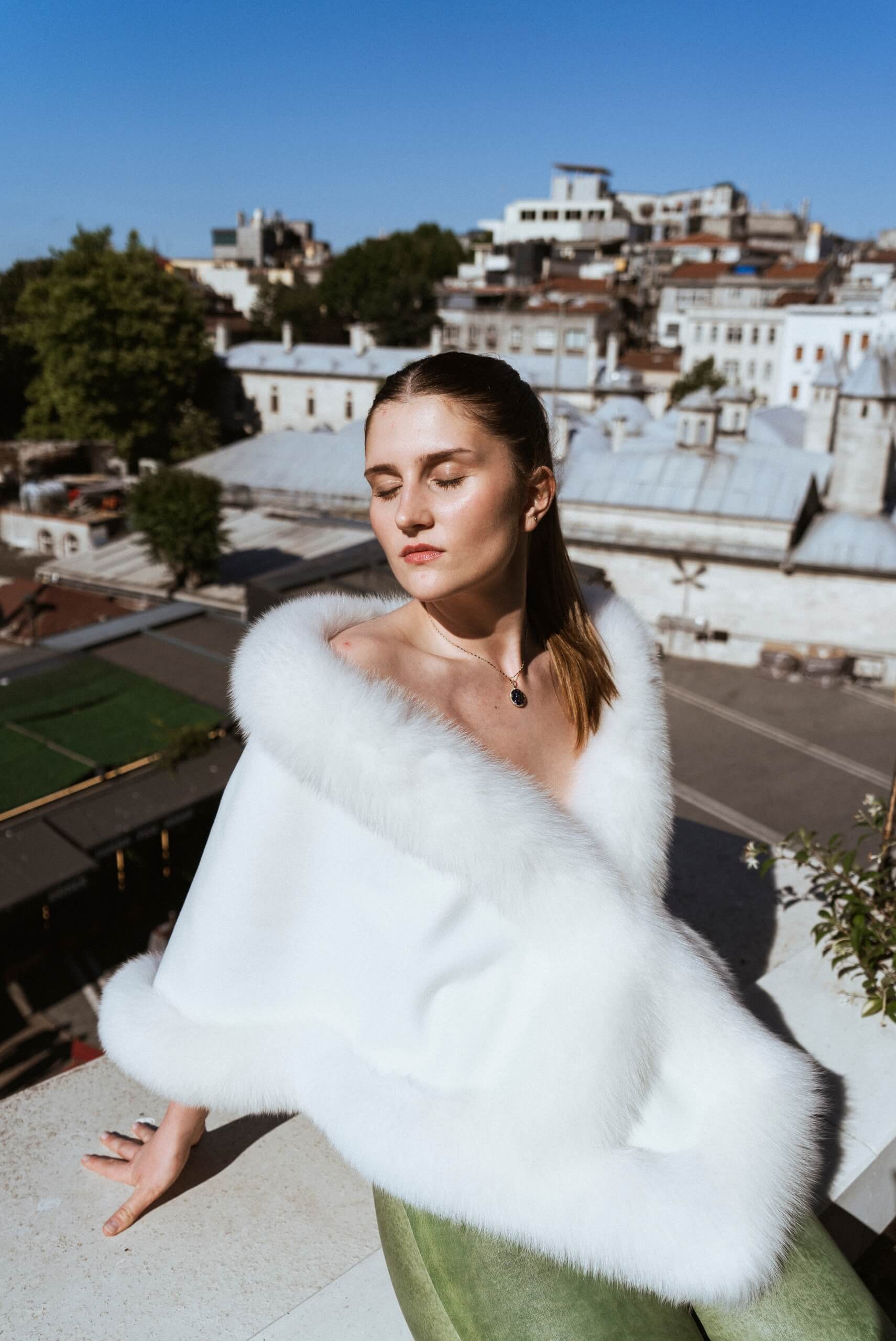 How to Identify Real Fur vs Faux Fur: A Complete Buying Guide